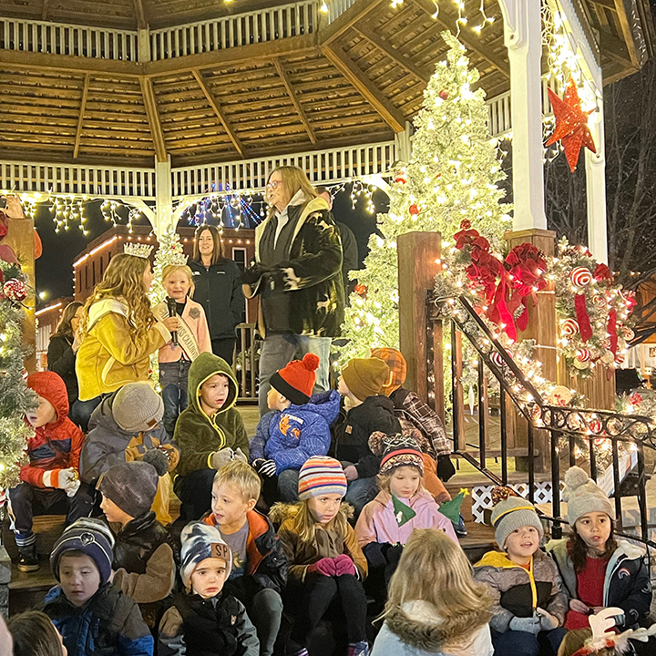 Carlinville begins Christmas Season with Tree Lighting Ceremony and ...