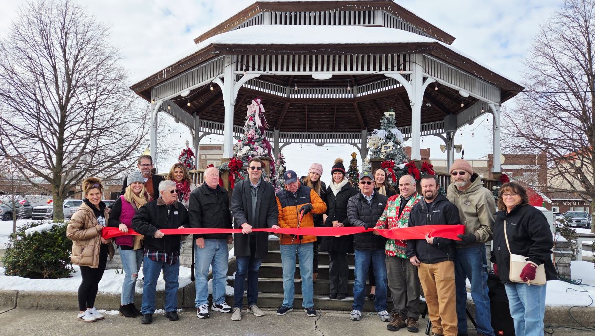 Ribbon Cutting Opens Christmas in Carlinville – Enquirer Democrat
